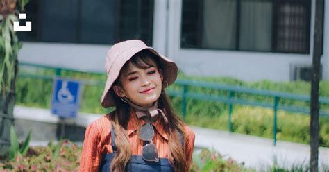 파란 드레스와 분홍색 모자를 쓴 어린 소녀 사진 Unsplash의 무료 반둥 이미지