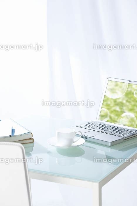 ノートパソコンとコーヒーカップの写真素材 24186650 イメージマート