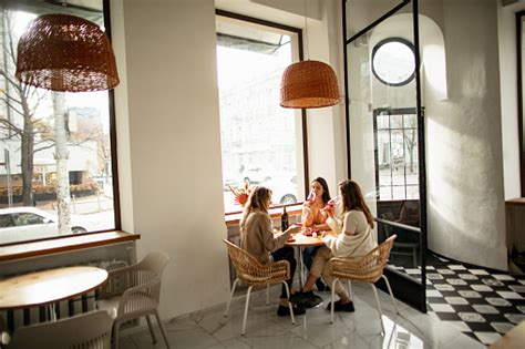 따뜻한 화창한 날에 와인과 함께 점심을 먹고 함께 시간을 보내는 세 명의 아름다운 여성의 초상화 20 24세에 대한 스톡 사진