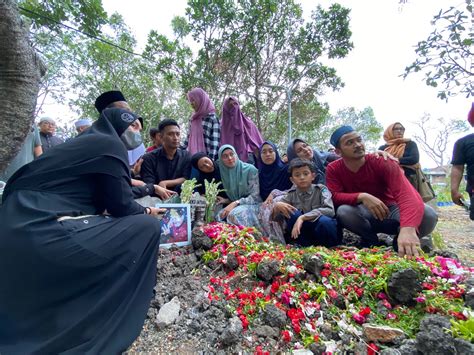 Eko Londo Pelawak Surabaya Dimakamkan Sosoknya Dikenang Keluarga
