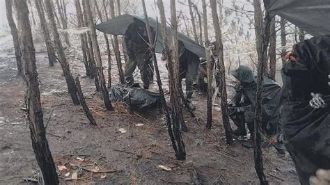 မိုးရေထဲတိုက်ပွဲဝင်နေရသည့် ကရင်နီရဲဘော်တချို့မိုးကာနှင့်ဘွတ်ဖိနပ်ကောင