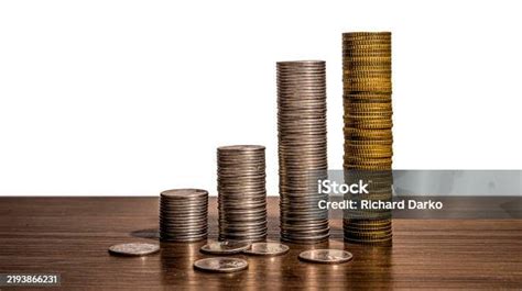 갈색 나무 책상 위에 쌓인 가나 세디와 페세와스 동전 더미 가나 Cedis 동전 스택으로 만든 금융 성장 기호 막대 차트 열 가격에 대한 스톡 사진 및 기타 이미지 Istock