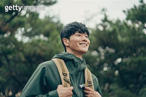 하이킹 아웃도어 산악등반 클라이밍 하이킹 걷기 물리적활동 아웃도어 산악등반 이미지 Jv12157470