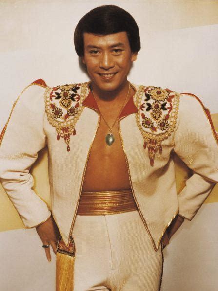 2002年，「一代妖男」羅文去世，為何鄧光榮在葬禮上怒罵劉鑾雄？ 每日頭條
