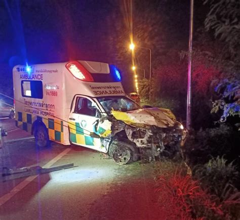Photo Gallery กระบะเสียหลักชนรถพยาบาล คนป่วยซวยซ้ำศีรษะแตก อาการสาหัส