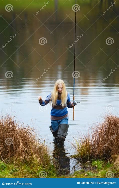 Pesca Della Donna Immagine Stock Immagine Di Adulto 23678373