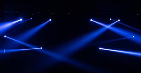 파티 음악 댄스 축제 공연을위한 디스코 펍 클럽 바 배경에서 다채로운 조명 레이저 빔 스포트라이트 쇼와 빈 무대 콘서트