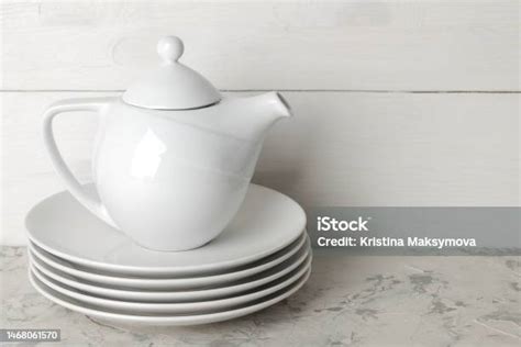 접시 더미 밝은 콘크리트 배경에 식기 테이블을 제공하기위한 요리 흰색 접시와 주전자 0명에 대한 스톡 사진 및 기타 이미지 0명 개체 그룹 결정체 Istock