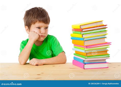 Peinzende Jongen Met Stapel Boeken Stock Afbeelding Image Of
