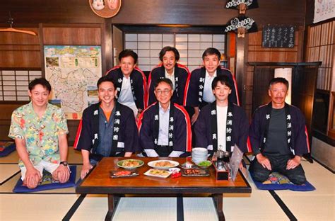 中村倫也、ハッピ姿で爽やか笑顔！「ハヤブサ消防団」撮影現場を訪問の池井戸潤と豪華集合ショット 歌詞検索サイト【utaten】ふりがな付