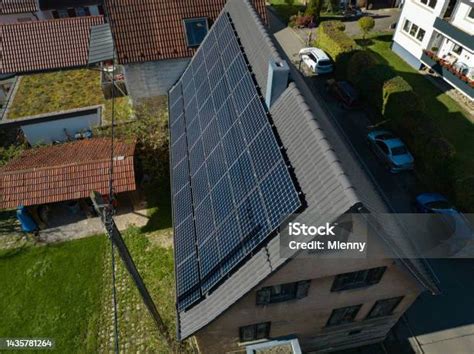 오래된 농가 녹색 에너지의 지붕에 태양 광 태양 전지 패널 지속가능 에너지에 대한 스톡 사진 및 기타 이미지 지속가능 에너지 태양전지판 0명 Istock