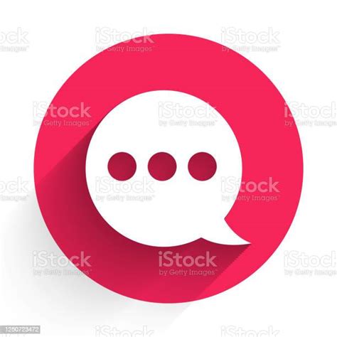 긴 그림자로 격리 된 화이트 스피치 버블 채팅 아이콘 메시지 아이콘입니다 통신 또는 댓글 채팅 기호입니다 빨간색 원 버튼입니다 벡터 일러스트레이션 대화 풍선 문자 기호에