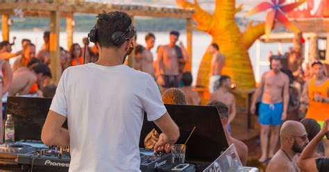 Scene Pool Party Musement