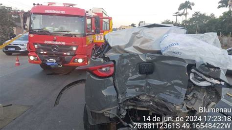 Casal Fica Ferido Após Carro Ser Prensado Entre Caminhão E Carreta Na