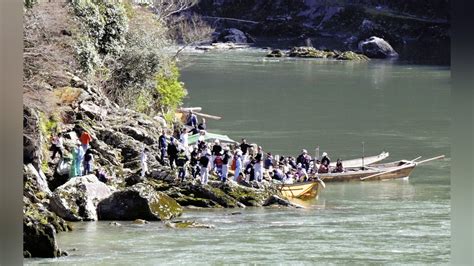 京都・保津川下りの遊覧船転覆「ぶつけて止めろ」の大声 読売新聞