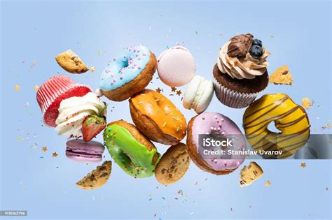 화려하게 장식 된 도넛이 뿌려진 분홍색 배경에 움직임이 떨어집니다 파스텔을 배경으로 날아가는 달콤하고 다양한 도넛 파노라마 배너 케이크에 대한 스톡 사진 및 기타 이미지