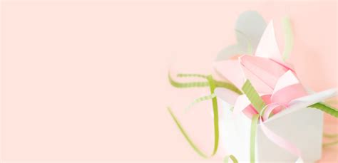 꽃 배너입니다 분홍색 배경에 흰색 상자 하트에 녹색 장식 핑크 종이 접기 종이 튤립의 구성 0명에 대한 스톡 사진 및 기타