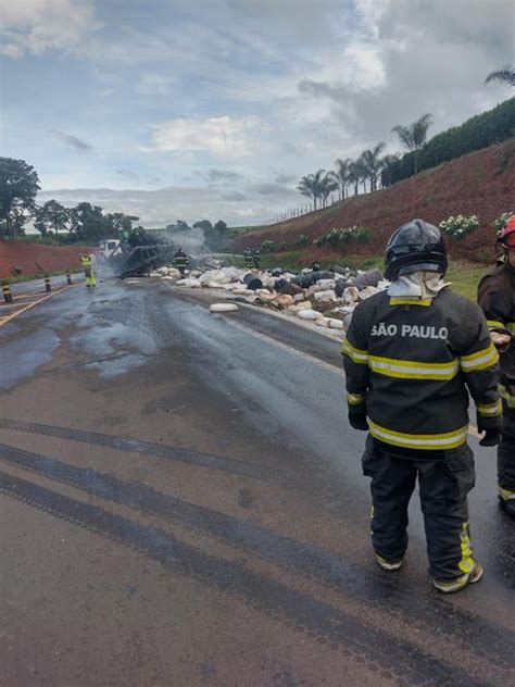 ALTAIR PERIGO NA PISTA Caminhão carga de plástico tomba