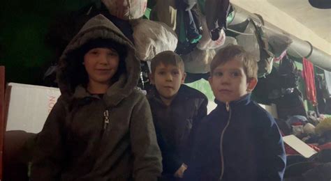 Niños Ancianos Y Soldados Heridos Siguen Atrapados En Los Túneles De