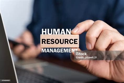 Hrm 또는 인적 자원 관리 관리자는 직원 아이콘 중 하나인 인사 아이콘을 선택합니다 Performing Arts Event에 대한 스톡 사진 및 기타 이미지