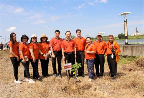 ทันตแพทย์ร่วมปลูก “ต้นราชพฤกษ์” รำลึกครบรอบ 100 ปี ชาตกาล “หลวงพ่อคูณ