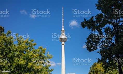 Tv 타워 Fernsehturm 베를린의 푸른 하늘 배경 휴가 대 한 유명한 대상입니다 0명에 대한 스톡 사진 및 기타 이미지
