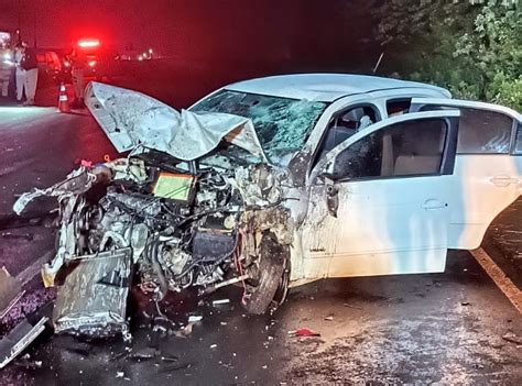 Duas pessoas morrem em grave acidente envolvendo três veículos