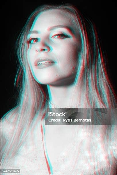 Rgb 색상 분할 효과 스타일의 반짝이는 블라우스 스튜디오 초상화를 가진 아름다운 여자 25 29세에 대한 스톡 사진 및 기타 이미지 25 29세 3차원 형태 고풍