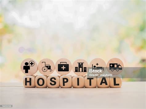 Hospital이라는 단어와 건강 관리 또는 의료 아이콘이 있는 나무 블록 0명에 대한 스톡 사진 및 기타 이미지 0명
