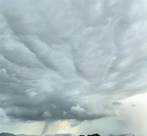 今、福岡市の雲 なんかすごいことに 向こうで雷の轟音が