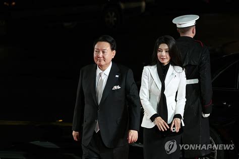 Apec 정상 만찬 도착한 윤석열 대통령 내외 연합뉴스