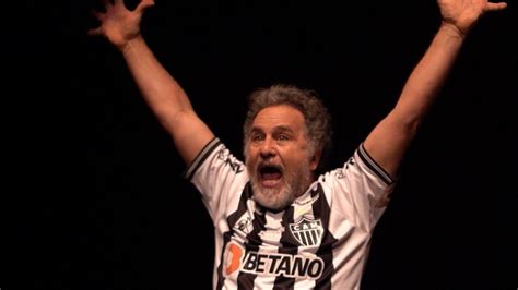 Gerente E ídolo Do Atlético Mg Victor Celebra Taça Que Lhe Escapou