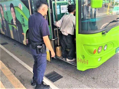 欲搭車卻迷途 長竹警助載老翁至公車站