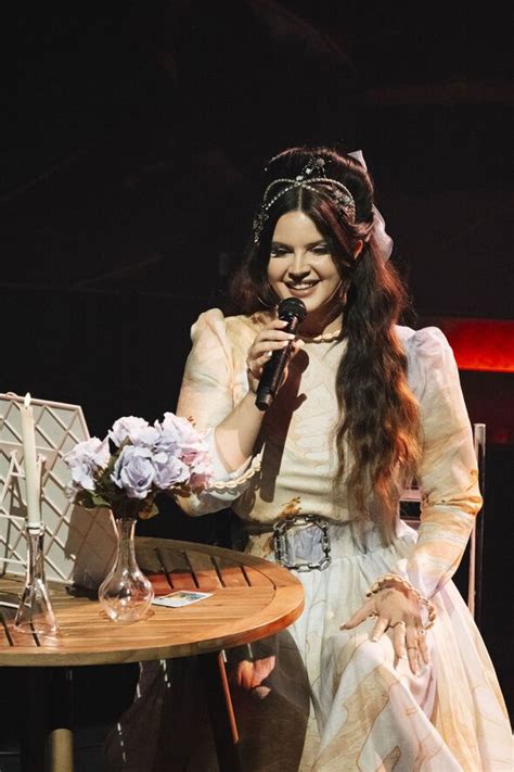 Lana Del Rey Fans Scratching Their Heads As Shes Seen Working In Café