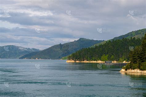 山和海的景观与多云的早晨。