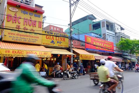 Địa điểm bán Heo quay ngon nức tiếng ở Sài Gòn Mâm heo quay