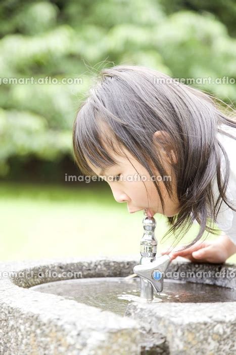 水道水を飲む女の子の写真素材 24022912 イメージマート