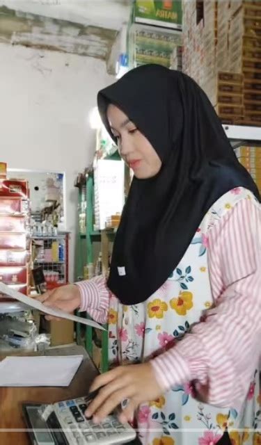 Viral Muslimah Cantik Penjaga Warung Punya Skill Kalkulator Di Luar Nalar Sambil Ngobrol