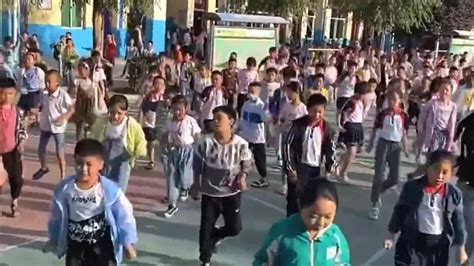 云南学校有个沙雕校长，连做课间操都能这么嗨，广场舞大妈都输了！