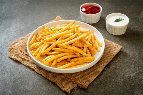 Patatine Fritte Con Panna Acida E Ketchup Foto Premium