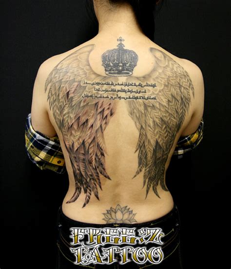 背中一面にデザインされた羽根のガールズタトゥーtattoo【千葉幕張irezumi】千葉女性彫師 千葉タトゥーは千葉市花見川区幕張本郷のfreez Tattoo｜フリーズタトゥー。