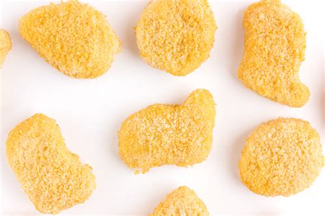 흰색 바탕에 고정 된 말도 안입니다 흰색 배경에 클로즈업 Breading에 여러 치킨 말도 안 갈색에 대한 스톡 사진 및 기타