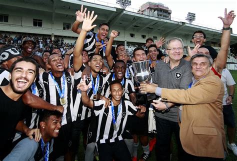 Goleiro brilha nos pênaltis Bota vence Flu e é o campeão da Taça GB Sub 20