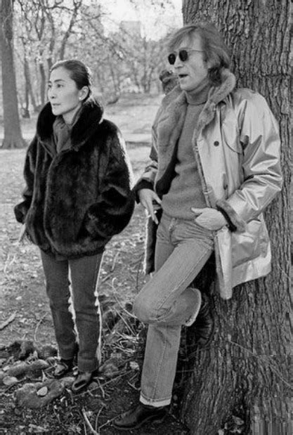 Beatles Magazine Photo John Lennon And Yoko Ono Walking Central Park 1980