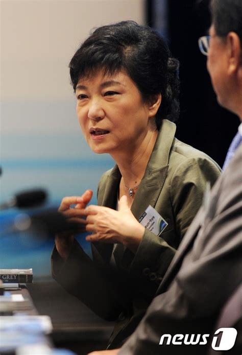 내빈들과 대화 나누는 박근혜 후보 뉴스1