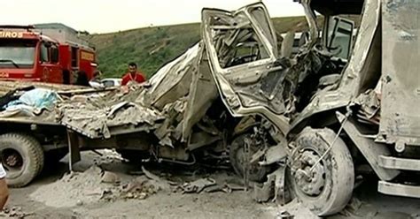 G1 Caminhões Batem E Motorista Morre Na Es 080 Em Colatina