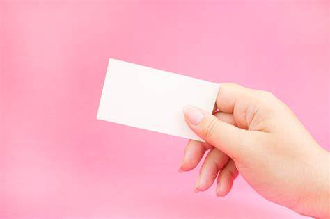 분홍색 배경에 손에 흰색 명함 시트 손은 명함을 들고 있다 비즈니스 개념 개념에 대한 스톡 사진 및 기타 이미지 개념