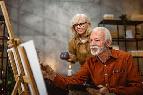 그의 아내와 함께 붓과 팔레트로 캔버스에 그림을 그리는 노인 남자 2명에 대한 스톡 사진 및 기타 이미지 2명 70 79세 공예 Istock