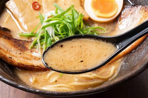 名物の極太炙りチャーシューと板メンマ入り！いっとうやの「かさね醤油」 新潟の人気ラーメンをお取り寄せ「宅配にいがた麺の市」 ｜andkomachi