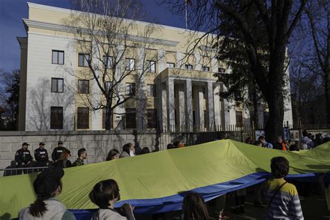 Protest în faţa ambasadei Rusiei din Bucureşti la împlinirea a doi ani